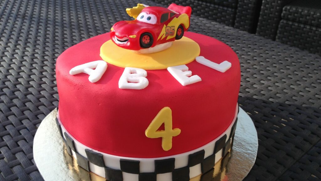 Gâteau cars Flash Mc Queen | Les Gourmandises de Némo