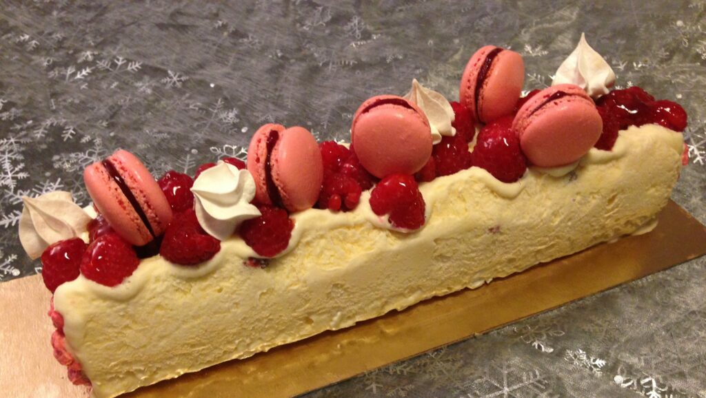 Bûche glacée vanille, meringues et framboises | Les Gourmandises de Némo